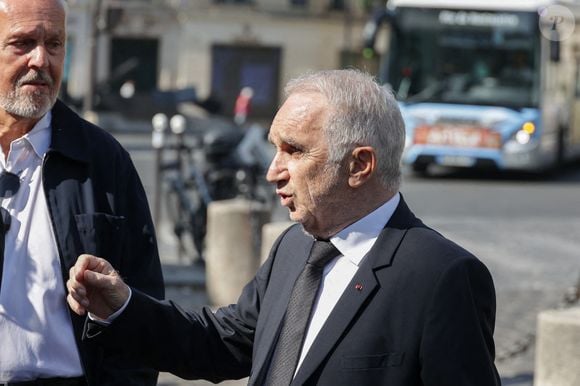 Ce chanteur populaire des années 80 réapparaît lors d'un événement ...