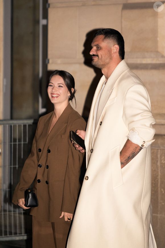 Elsa Bois et Florent Manaudou arrivent ensemble à un défilé de la ...
