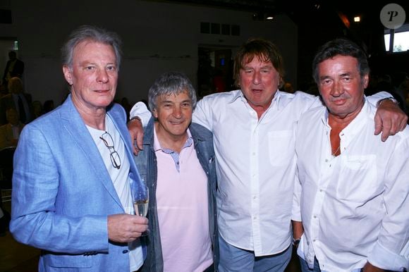 Parmi les personnes présentes pour accompagner une dernière fois ...