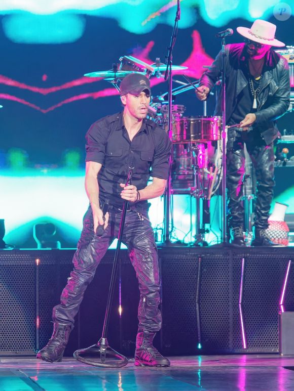 Enrique Iglesias et Anna Kournikova, enceinte et casquette sur la tête, passent du bon temps ...