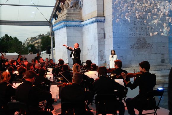 Natasha St-Pier en robe noire étincelante face à Zaz qui rend hommage à ...