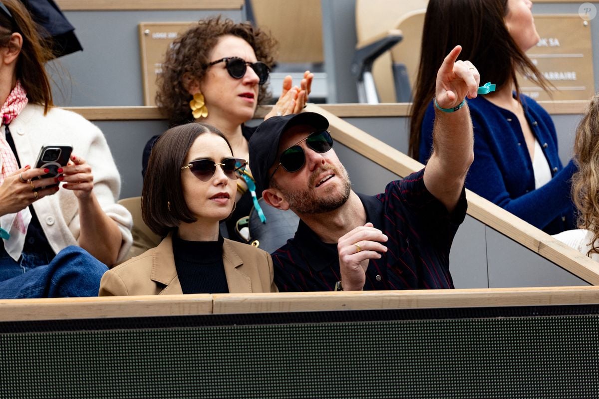 Photo : Lily Collins, Charlie McDowell en tribune pour la finale ...