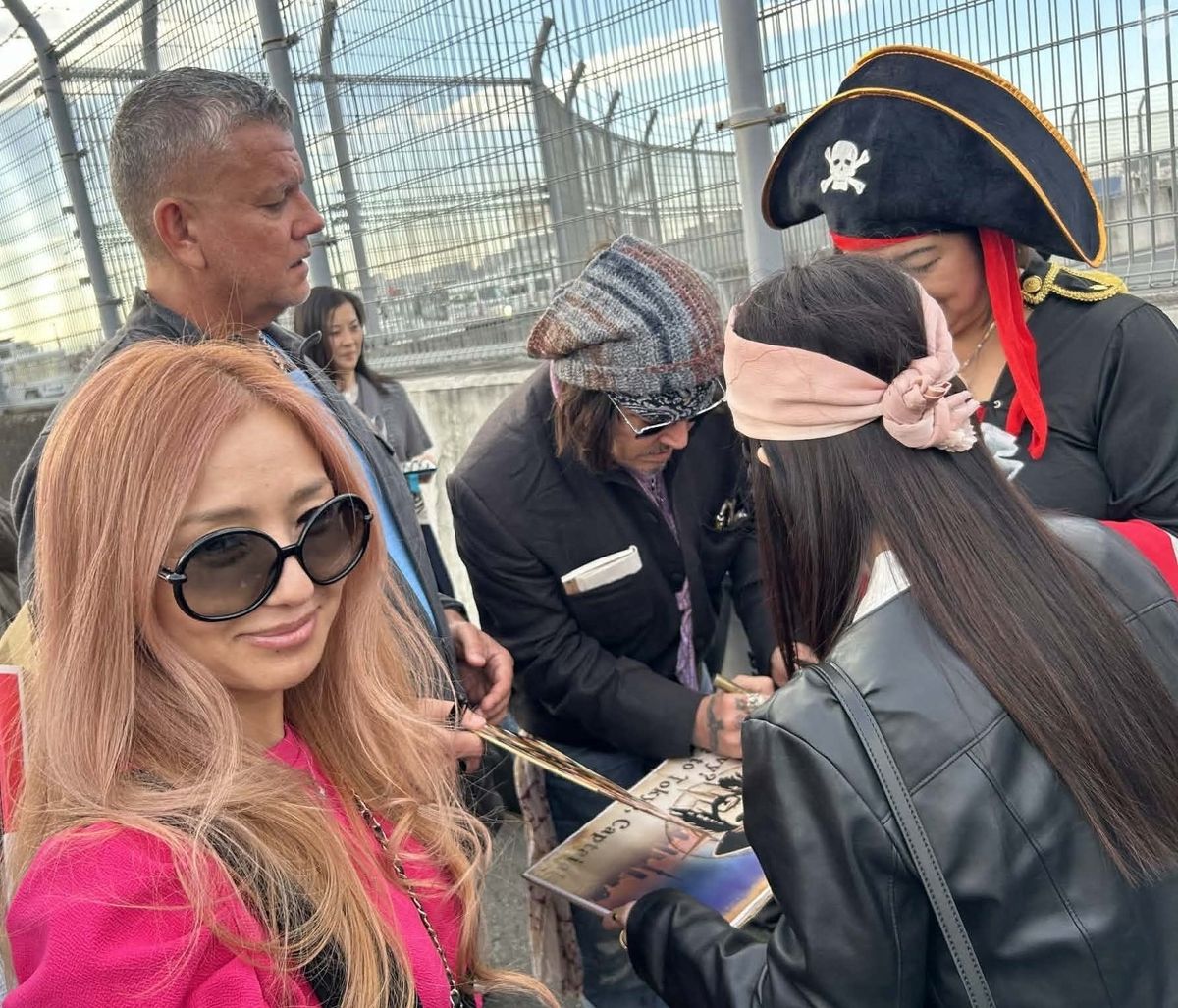 Photo : Tokyo, JAPON Johnny Depp arrive à l'aéroport international ...