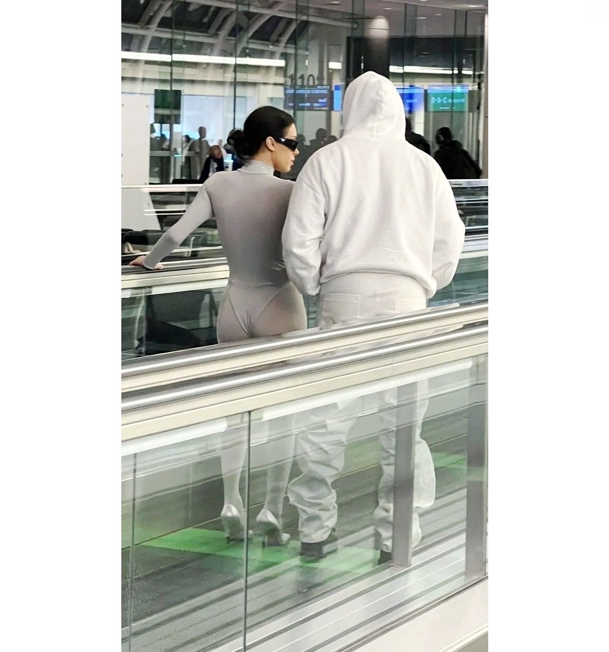 Photo : Kanye West et Bianca Censori à l'aéroport Haneda à Tokyo, au ...