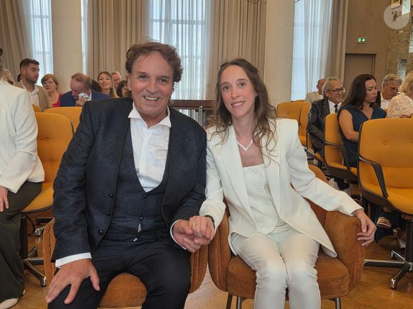 A 78 ans, ce chanteur culte des années 1970 s'est marié avec une femme ...