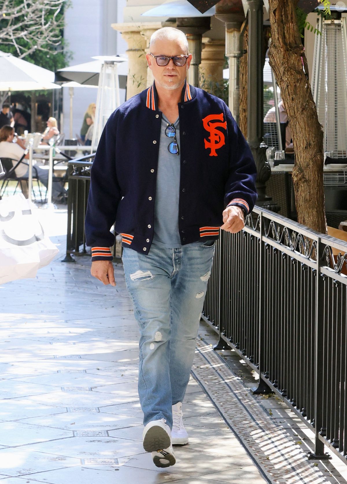 Photo : 04/02/2024: Eric Dane est vu arborant un crâne nouvellement ...