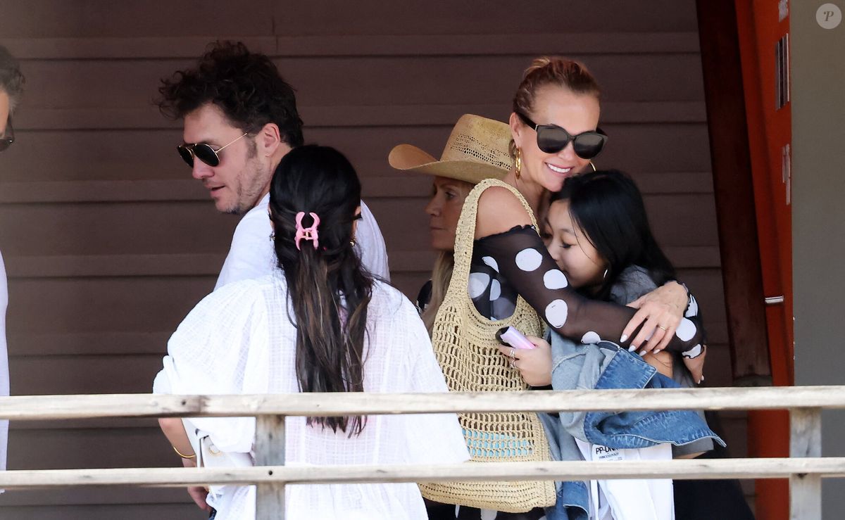 Photo : Exclusif - Laeticia Hallyday accompagnée de son compagnon ...