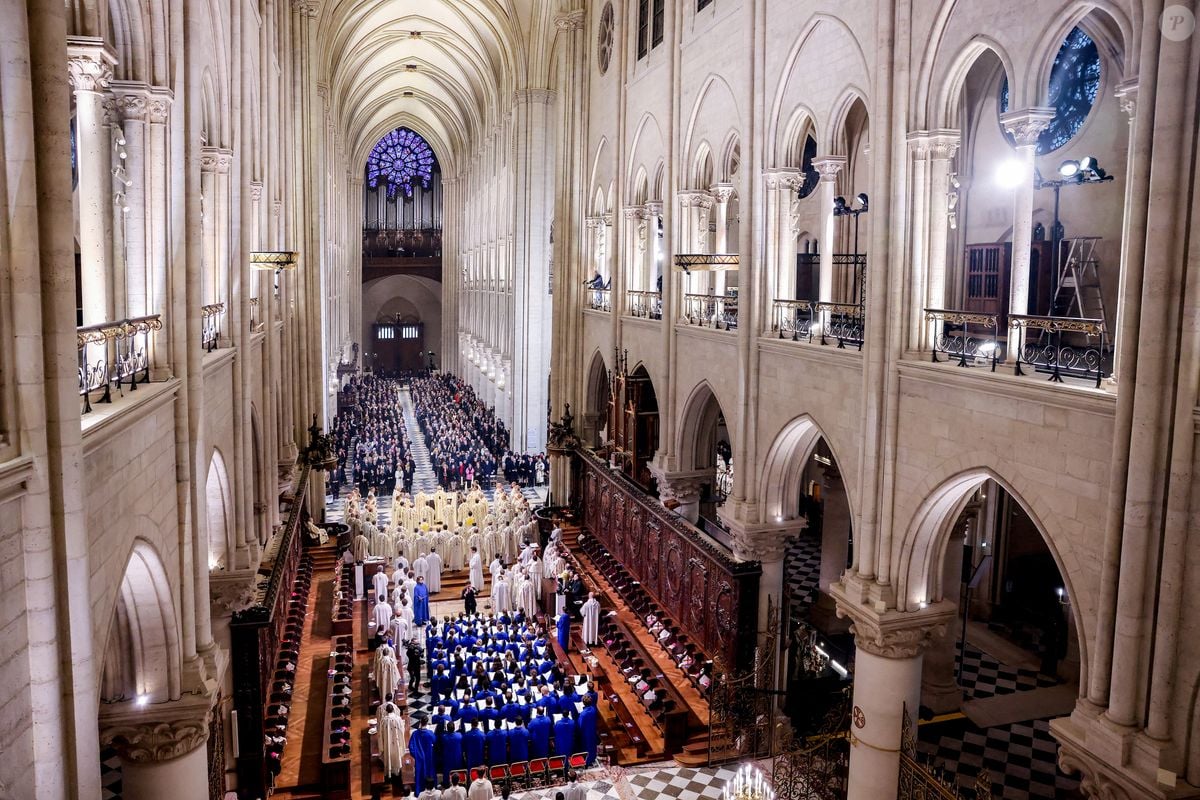 Photo : Première messe, en présence de personnalités, célébrée par l ...