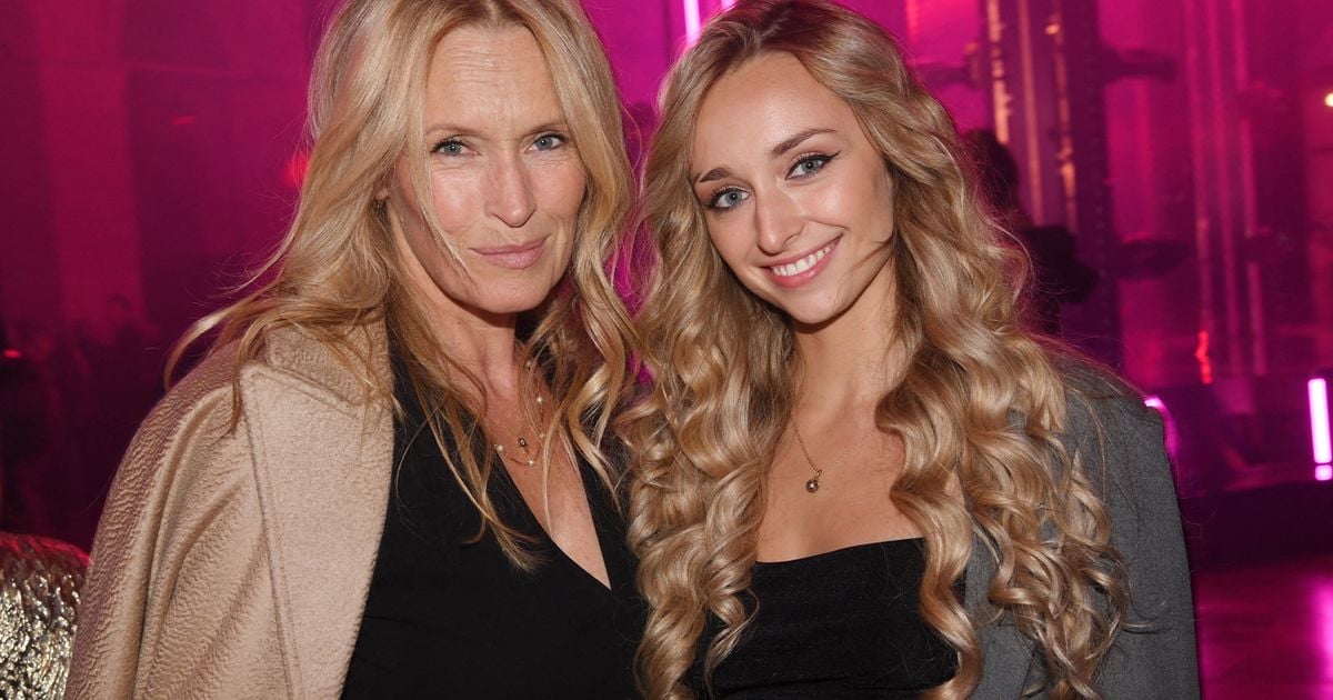 Emma Smet est avec sa maman Estelle Lefébure à Marseille, les photos de ...