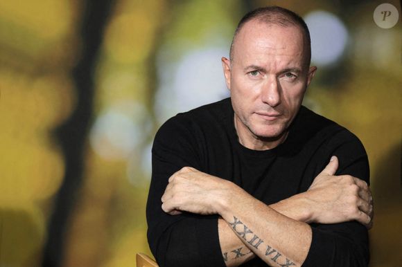 Photo : Pascal Soetens pose lors d'une séance de portrait à Paris ...