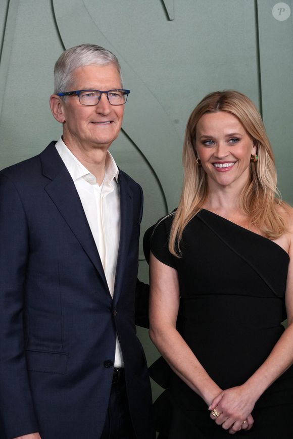 Photo : Tim Cook et Reese Witherspoon en octobre 2024 Zuma Press ...
