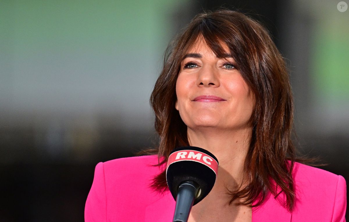 Photo : Estelle Denis présente son émission "Estelle Midi" (RMC) depuis ...