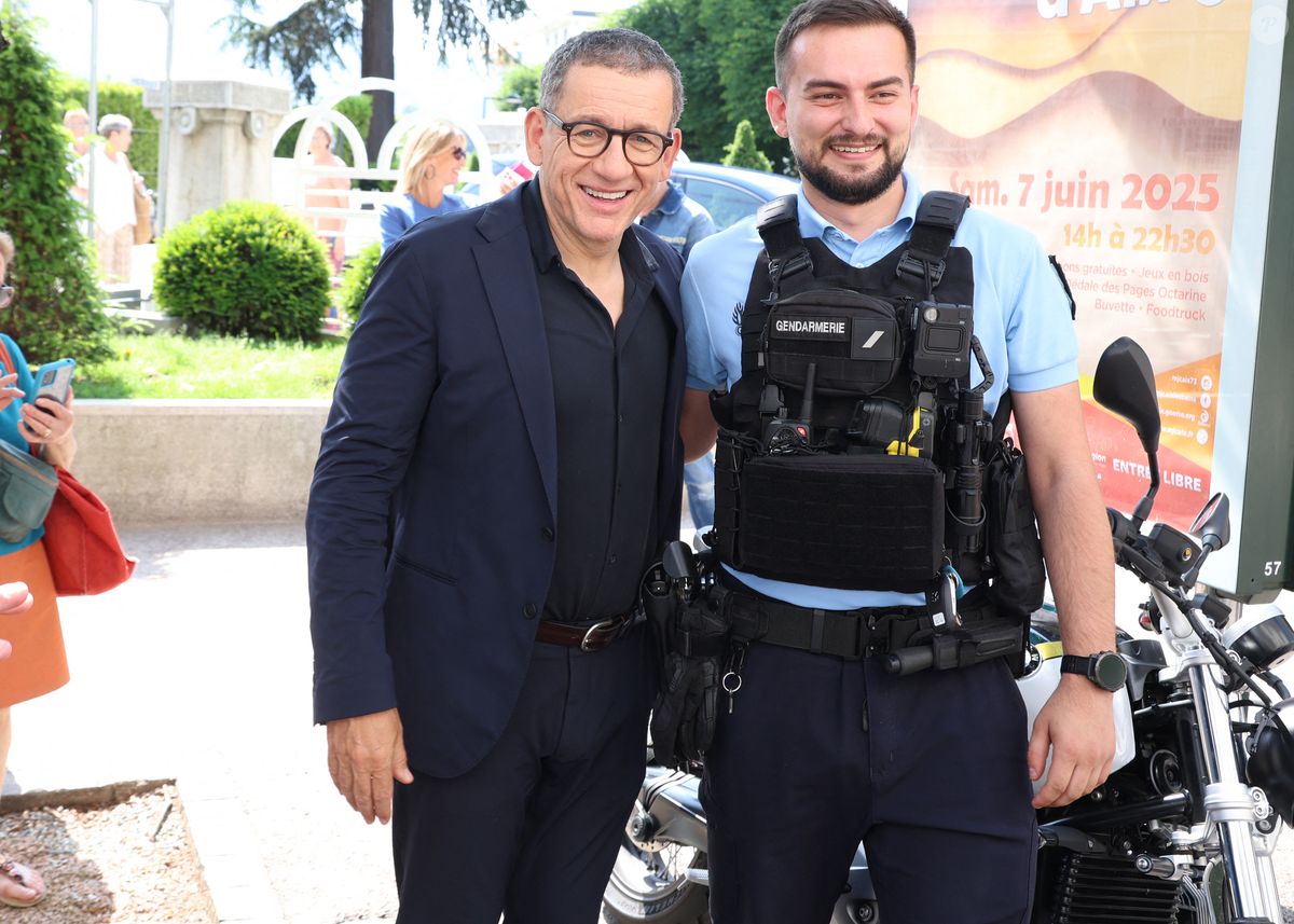 Photo : Exclusif - Dany Boon pose avec les policiers à la sortie de la ...