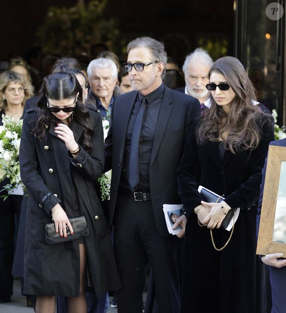 Lors du recueillement pour Nadia Farès, sa fille Cylia soutenue par sa ...