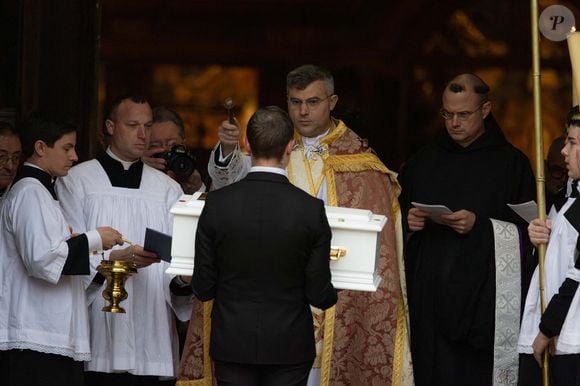 Le petit Emile accueilli et porté par sa famille à l'église, ses ...