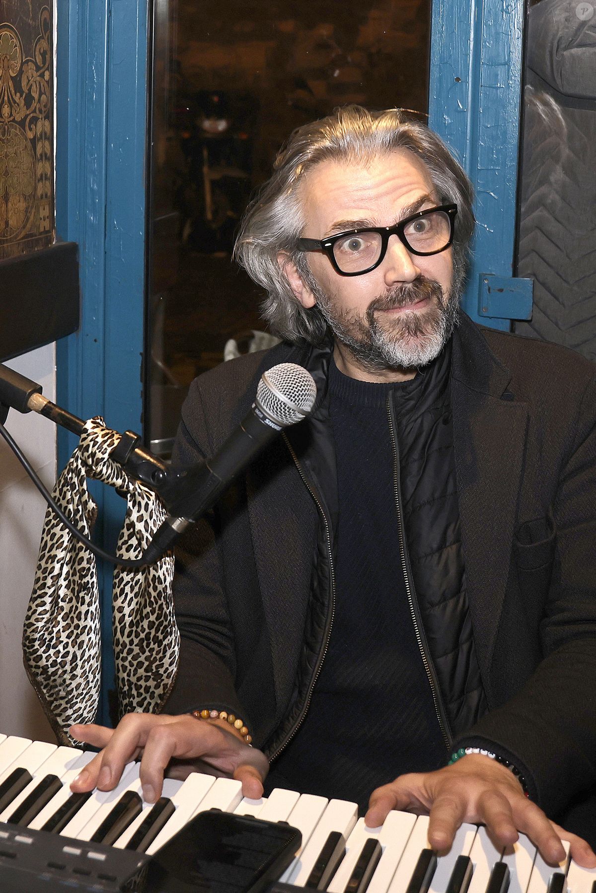 Photo : Aymeric Caron fête son anniversaire (53 ans) dans un restaurant ...