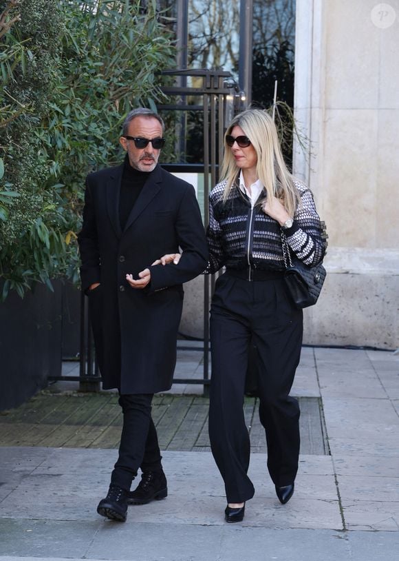 Nikos Aliagas et Tina Grigoriou tactiles et assortis au défilé Elie Saab face à Georgina ...