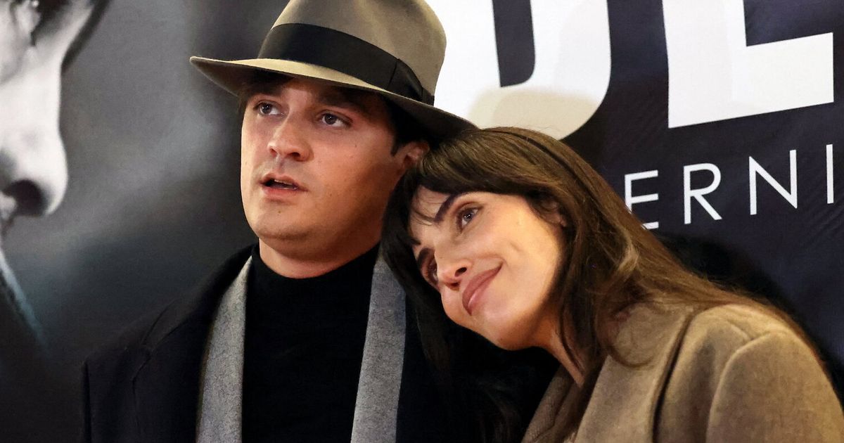 Premier selfie de parents pour Alain-Fabien Delon et Laura : un mois et demi après la naissance ...