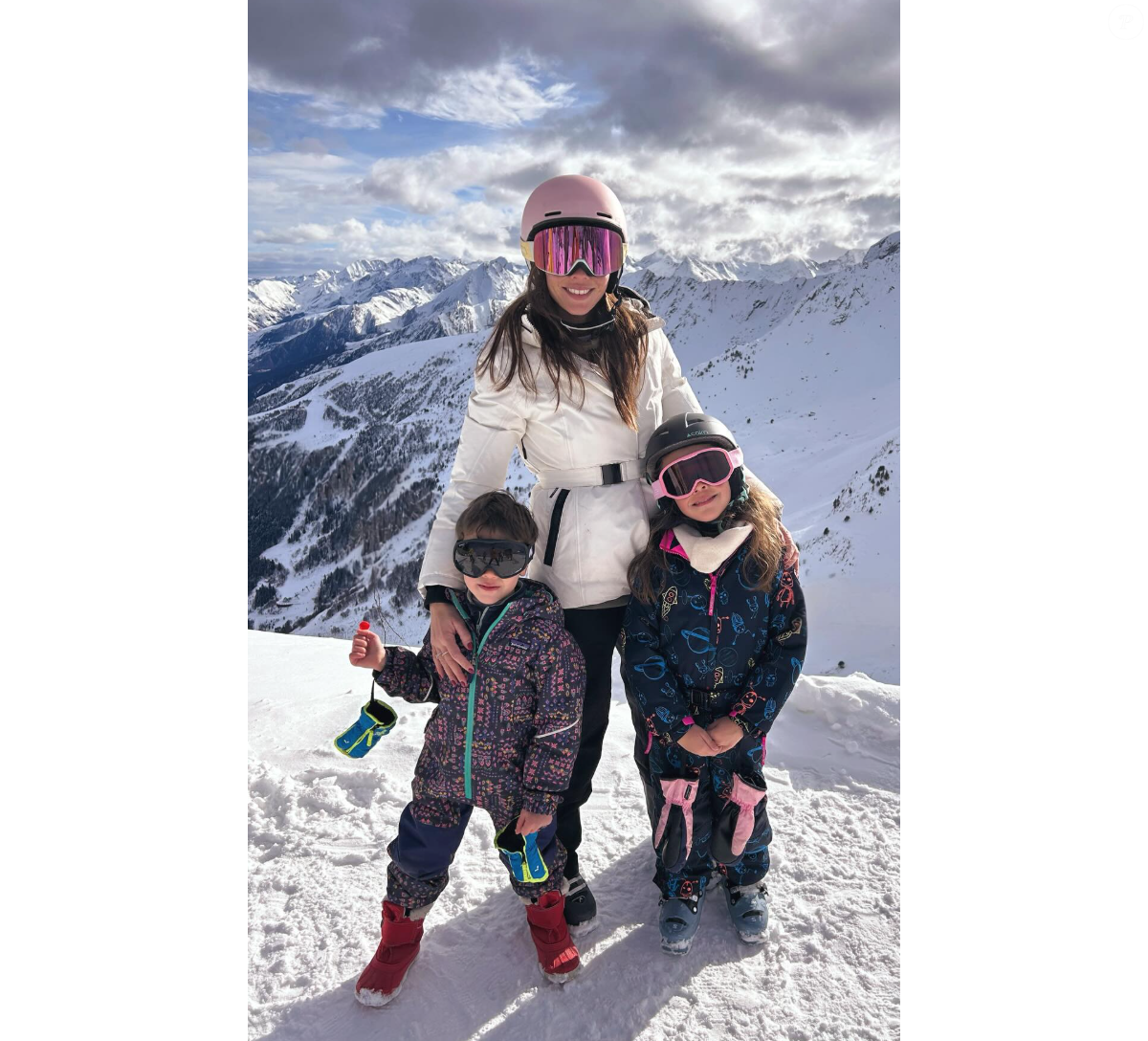 Photo : On y découvre Jeanne et Noé souriants dans la neige, ainsi qu ...