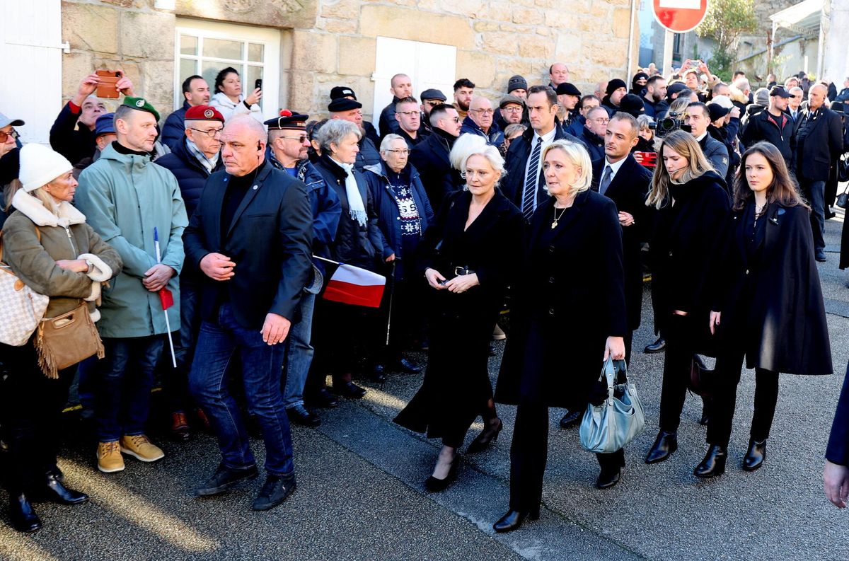 Photo : Marine Le Pen, sa soeur Marie-Caroline, Mathilde Chauffroy ...