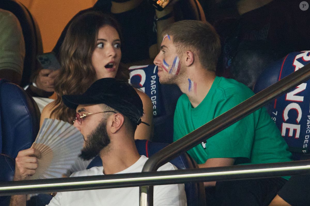 Photo : Elsa Bois et Michou dans les tribunes lors du match amical ...