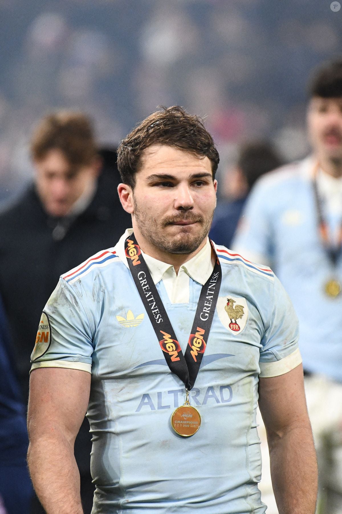 Photo : Antoine Dupont célèbre le Championnat des Six Nations, après la ...