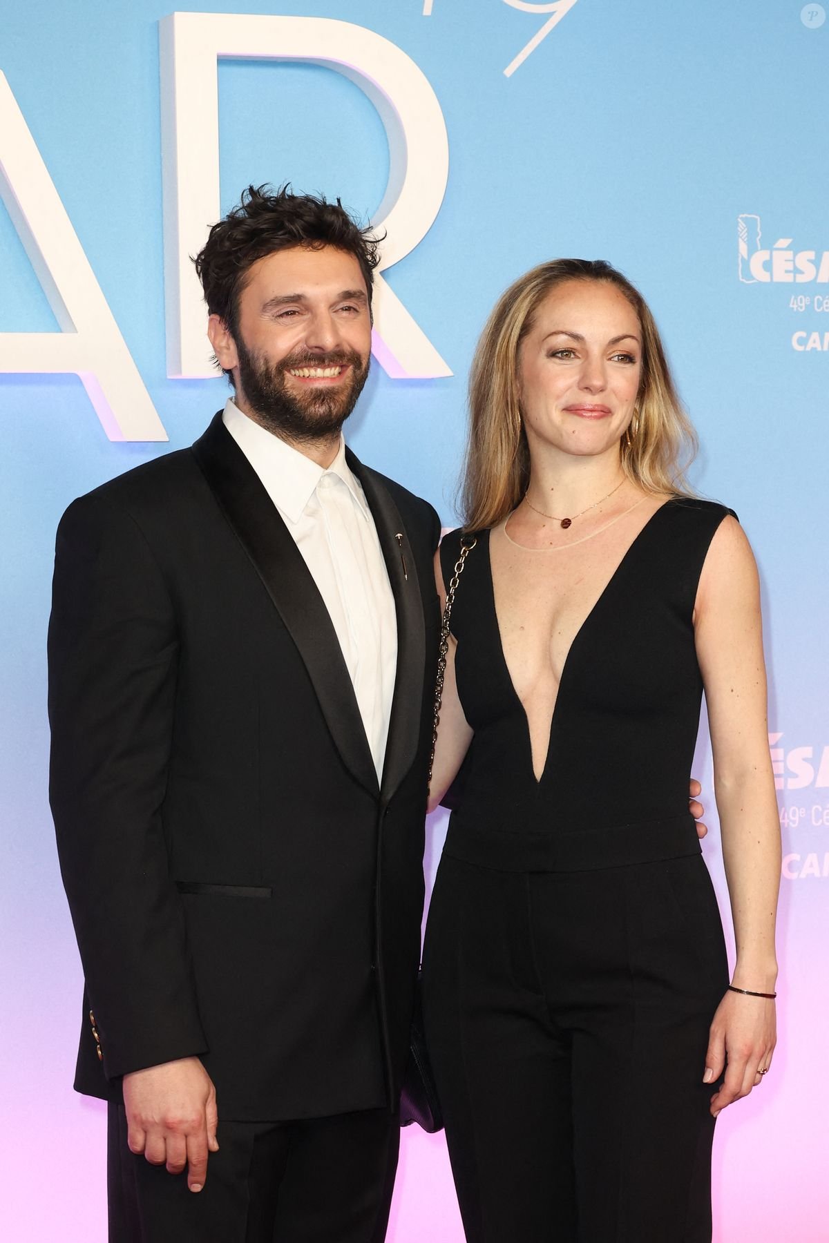 Photo : L’acteur est en couple depuis 10 ans avec Charlotte Ranson ...