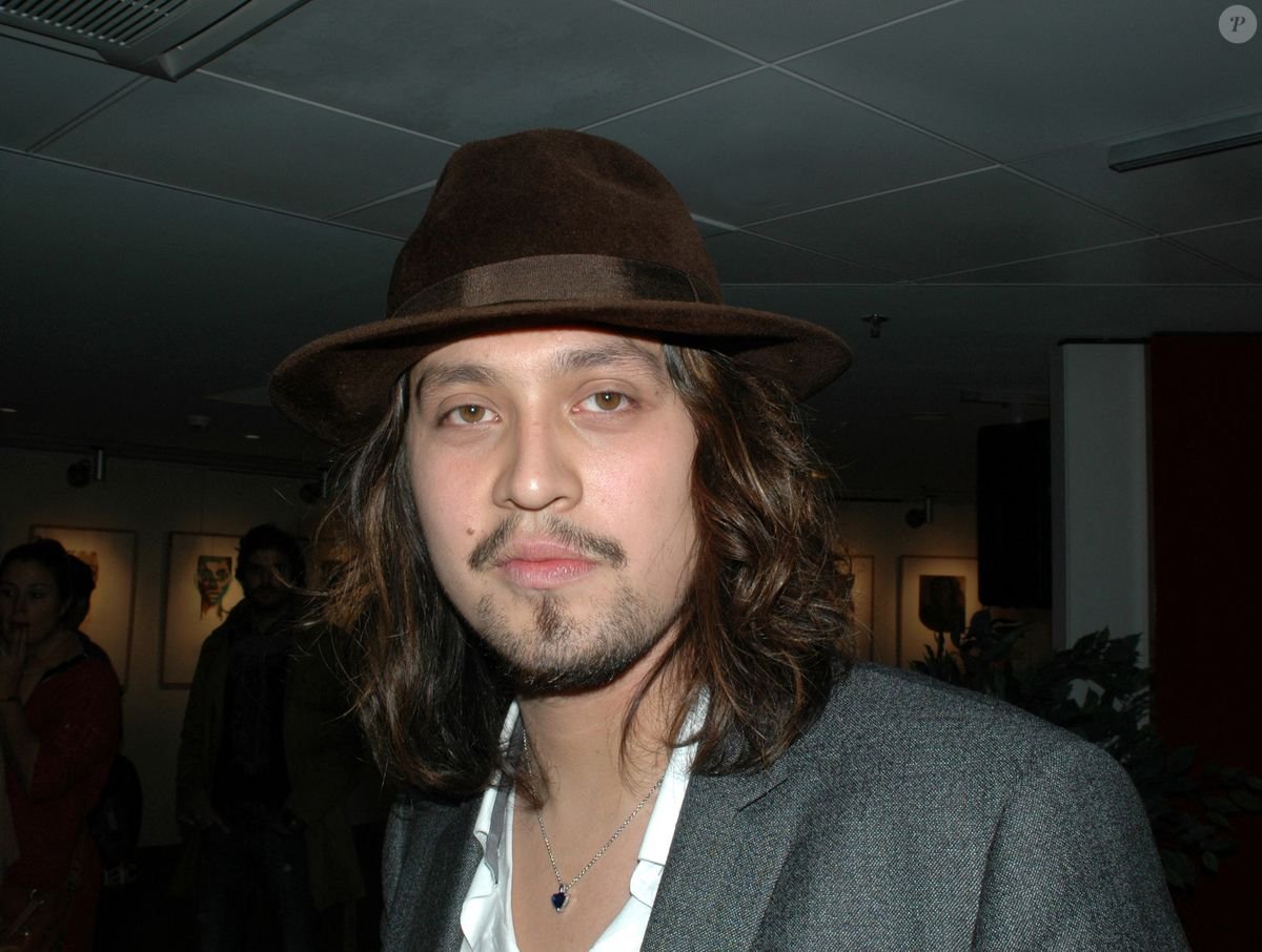 Photo : Lulu Gainsbourg fait des lives et signe des copies de son album ...