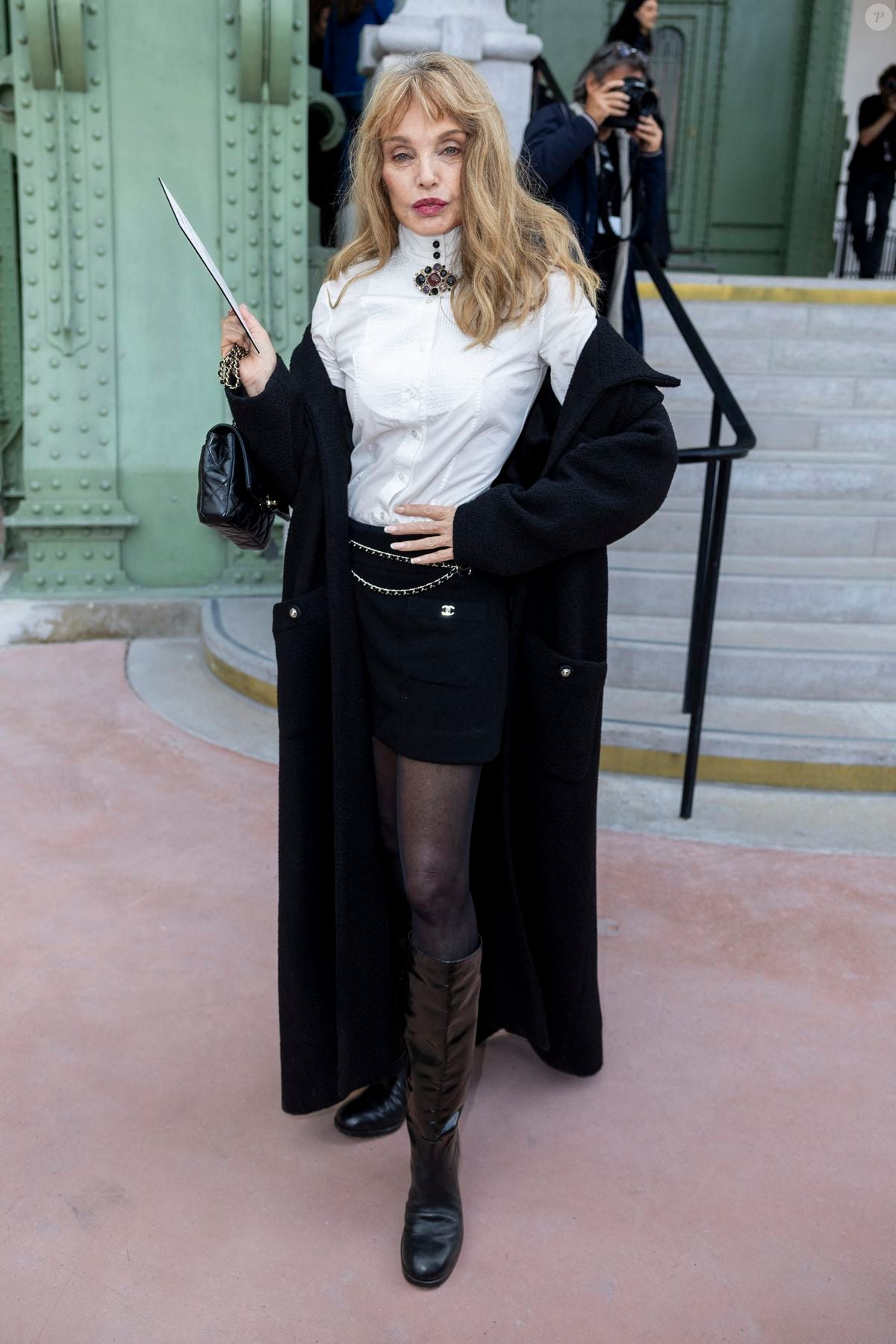 Photo : Arielle Dombasle au Front Row du défilé de mode féminine Chanel ...