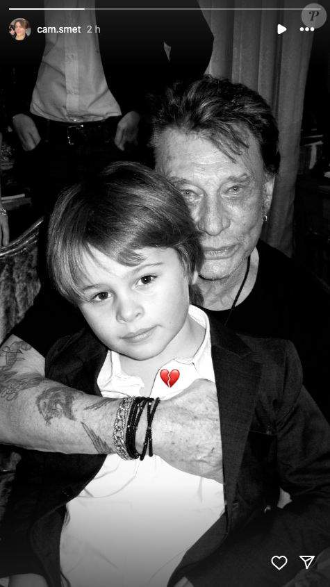 Photo : Sur le cliché, on peut le voir enfant, devant Johnny Hallyday qui lui fait un gros câlin ...