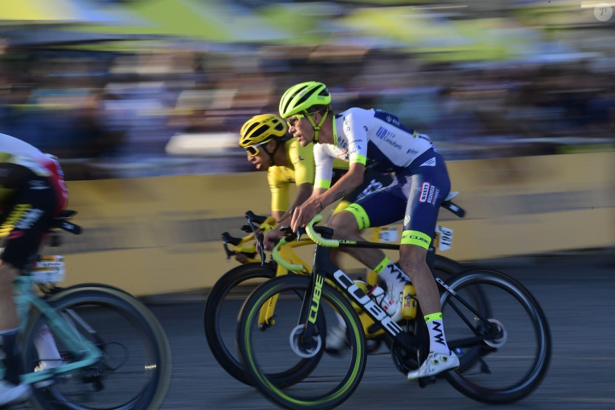 Photo : Egan Bernal (COL) Team INEOS, OFFREDO Yoann (FRA) Wanty ...