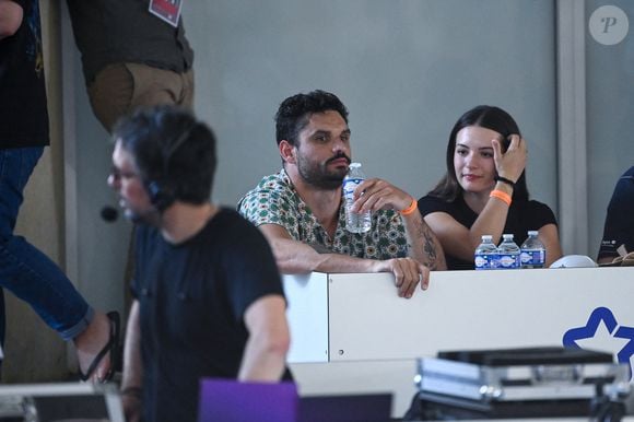 Elsa Bois et Florent Manaudou arrivent ensemble à un défilé de la ...