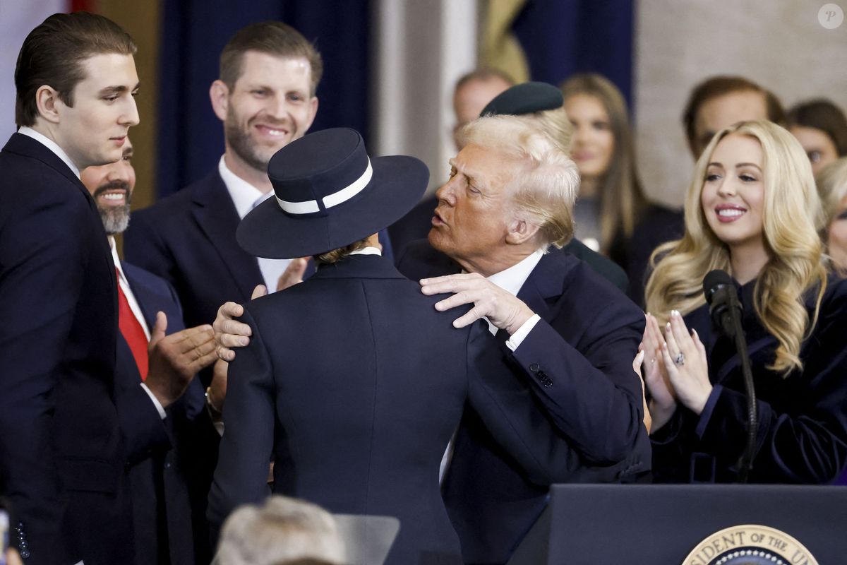 Photo : Le président américain Donald Trump (2-D) avec son épouse ...