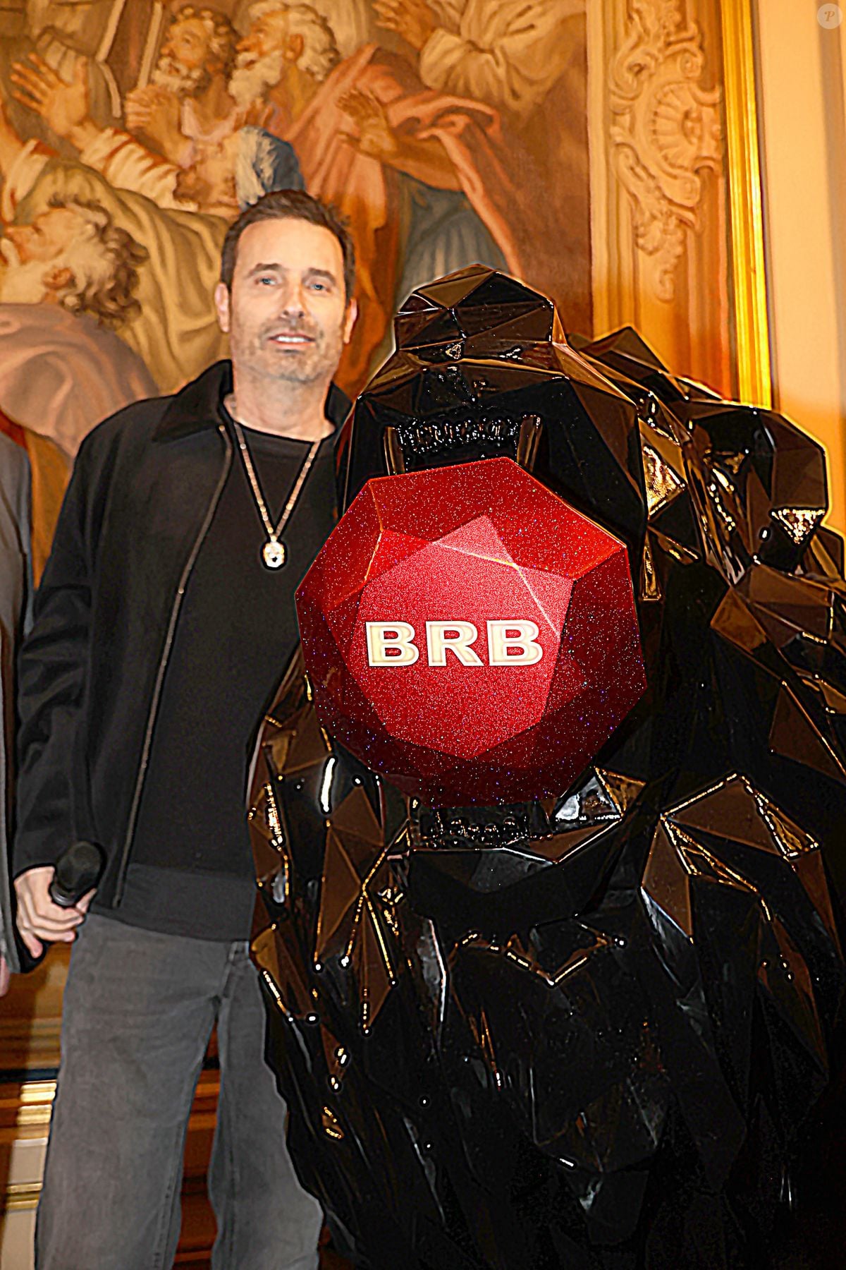 Photo : Richard Orlinski Exclusif - Richard Orlinski, devant son oeuvre ...