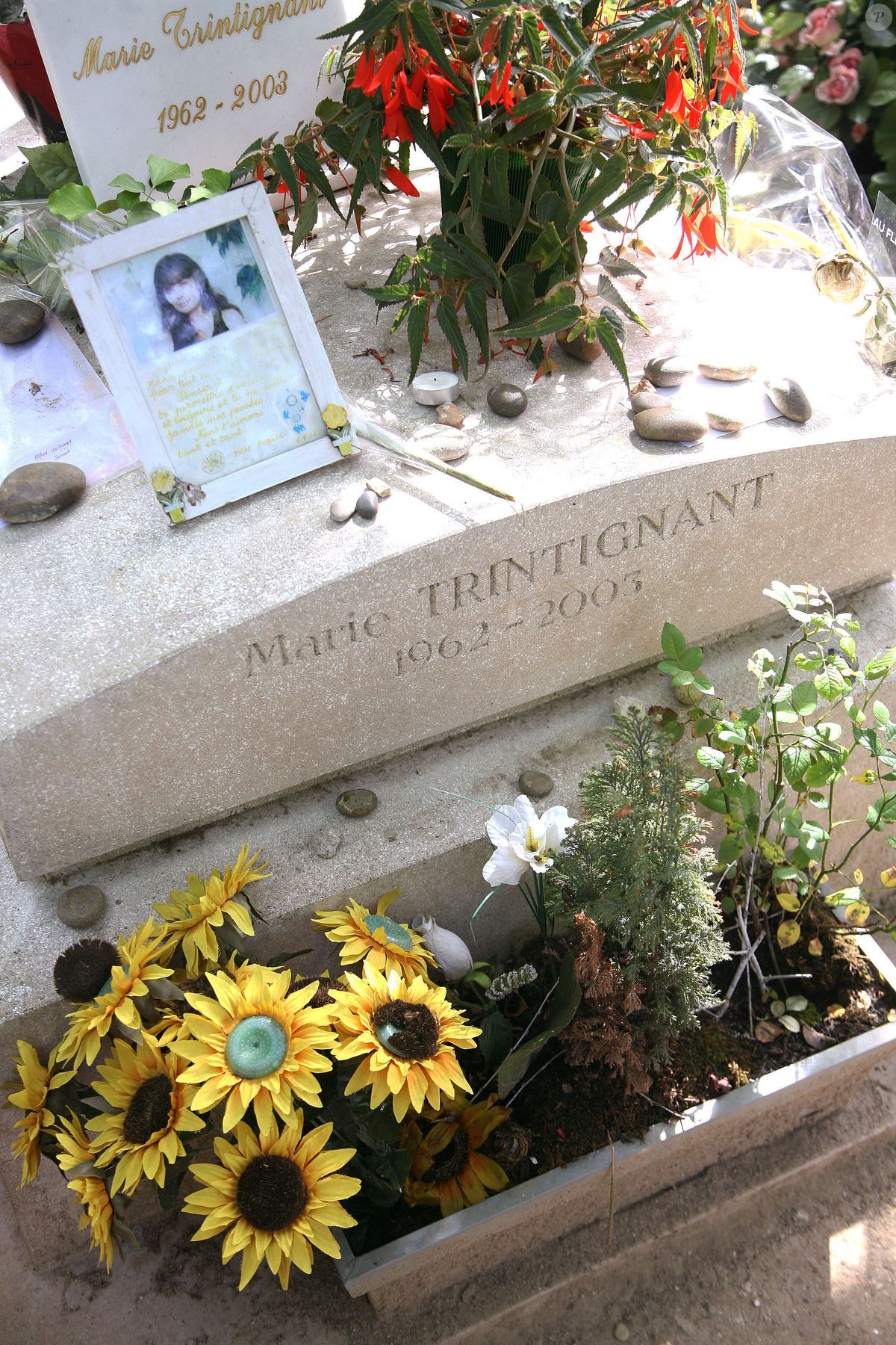 Photo : Aujourd'hui, Marie Trintignant repose au Père Lachaise, dans le ...