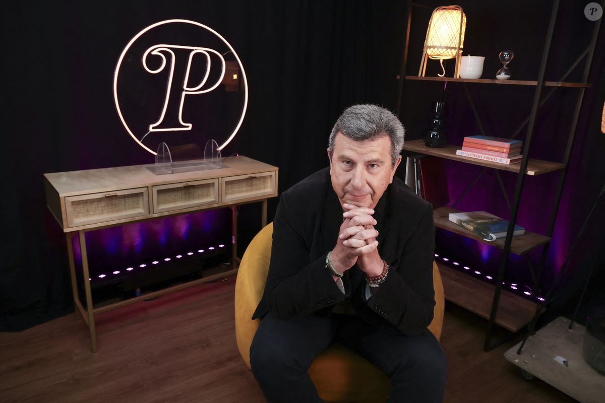 Photo : Pascal Bataille en interview pour "Purepeople", avec le format ...