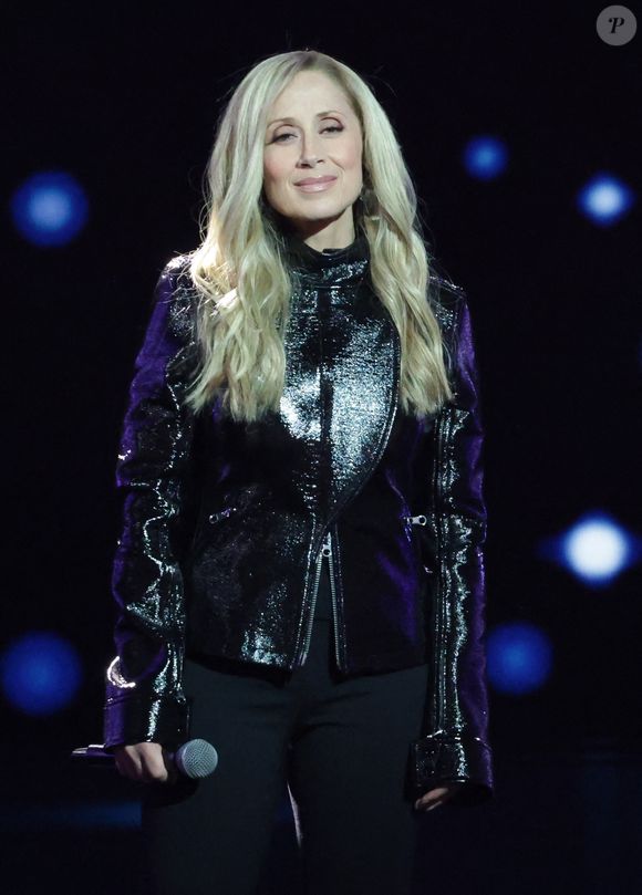 Lara Fabian montre le visage de son mari au métier insolite, lors de ...