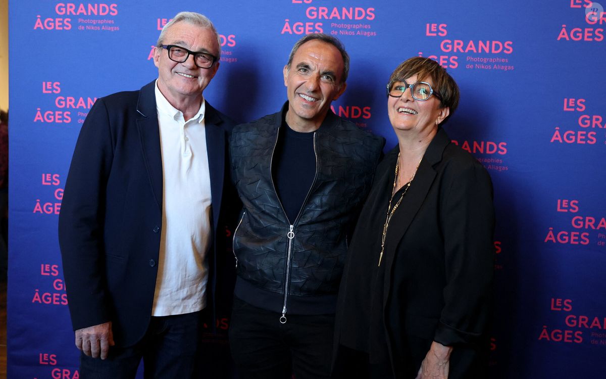 Photo : Nikos Aliagas entouré des parents de Grégory Lemarchal, Pierre ...