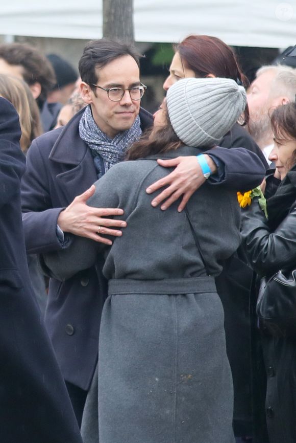 A Roland Garros, la petite-fille de Jacques Higelin, Kim, est collée à ...