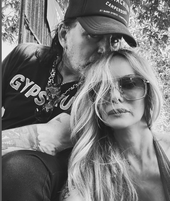 En pleine croisière, la fiancée de ce chanteur star des années 80 perd ...