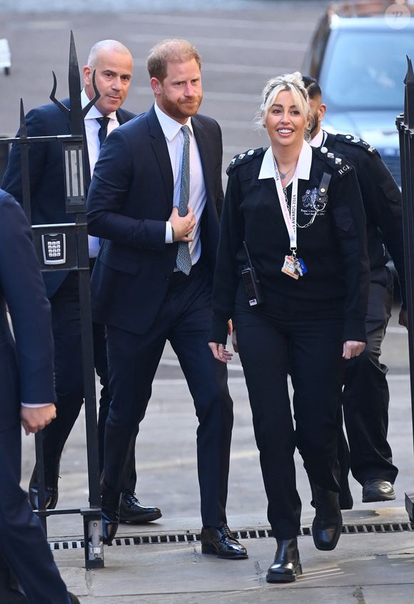 Le prince Harry de retour à Londres ! L'occasion de voir son père ...