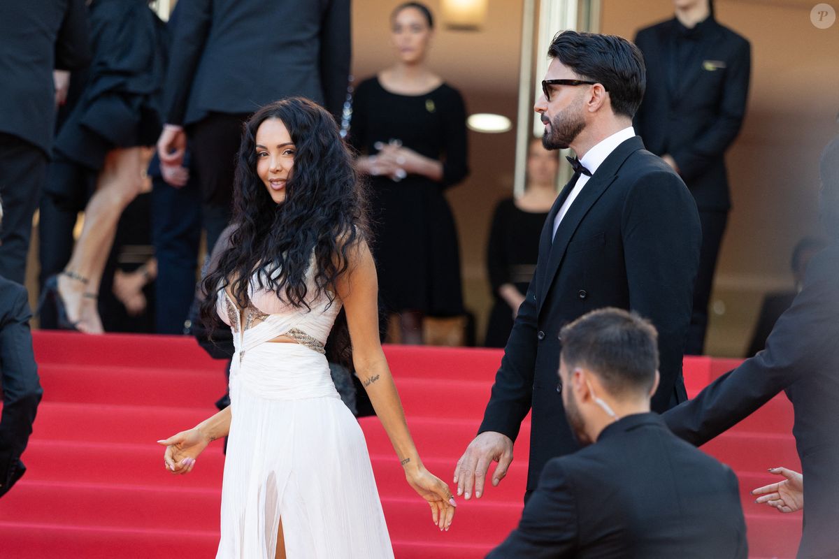 Photo : Nabilla Benattia et son mari Thomas Vergara - Montée des marches du film « The history ...