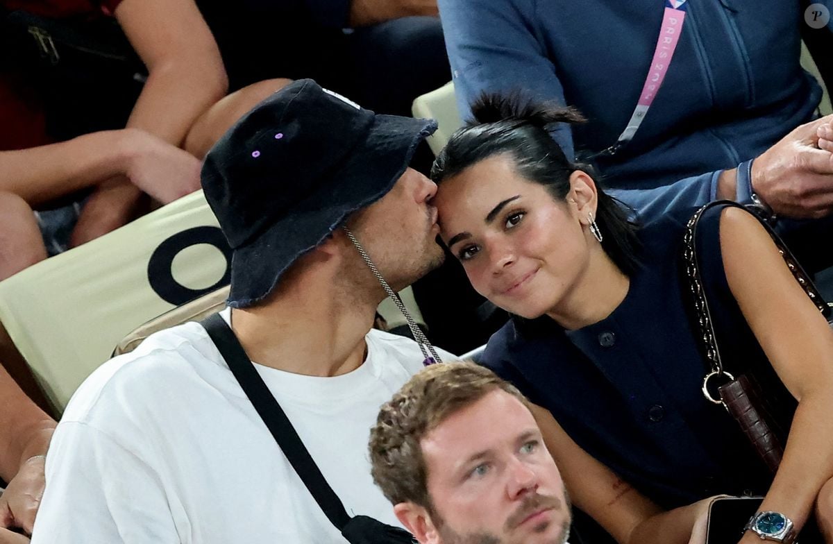 Photo : Florent Manaudou et sa compagne Lola Dumenil - Les célébrités en tribunes pendant l ...