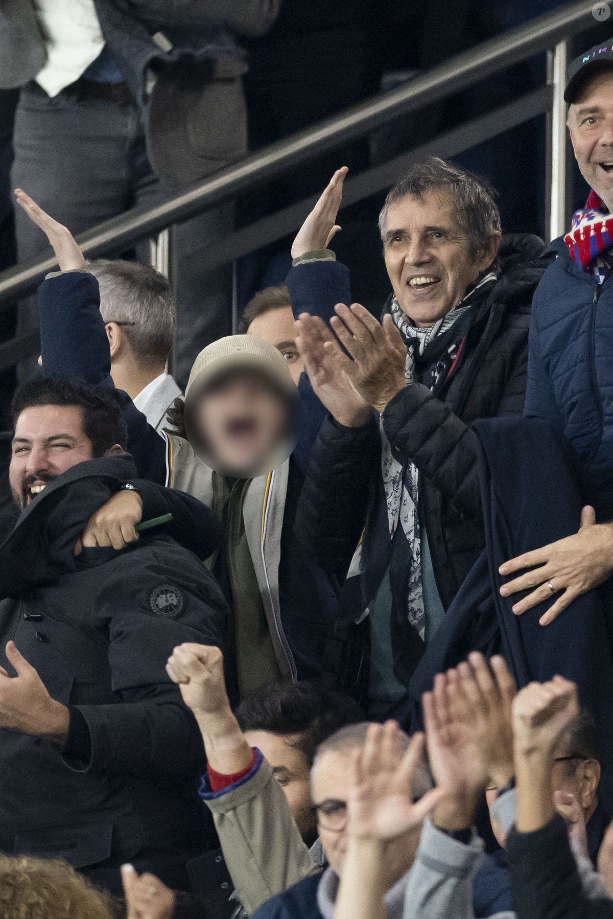 Photo : Julien Clerc et son fils Leonard - People dans les tribunes ...