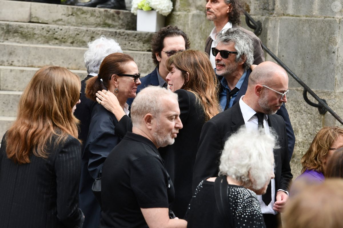 Photo : Carole Bouquet, Lou Doillon et son compagnon Stéphane Manel ...