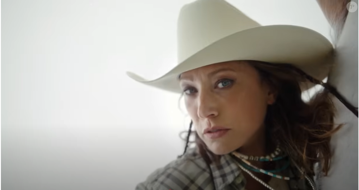 Photo : Laura Smet rend hommage à son défunt papa, Johnny Hallyday ...