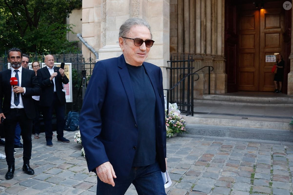 Photo : Michel Drucker - Sorties des obsèques de Philippe Labro dans l ...