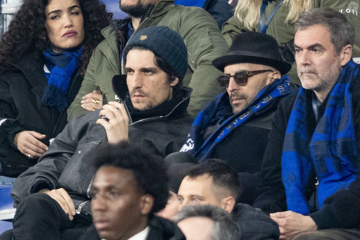 Photo : Louis Garrel et l'artiste JR - Célébrités dans les tribunes du ...