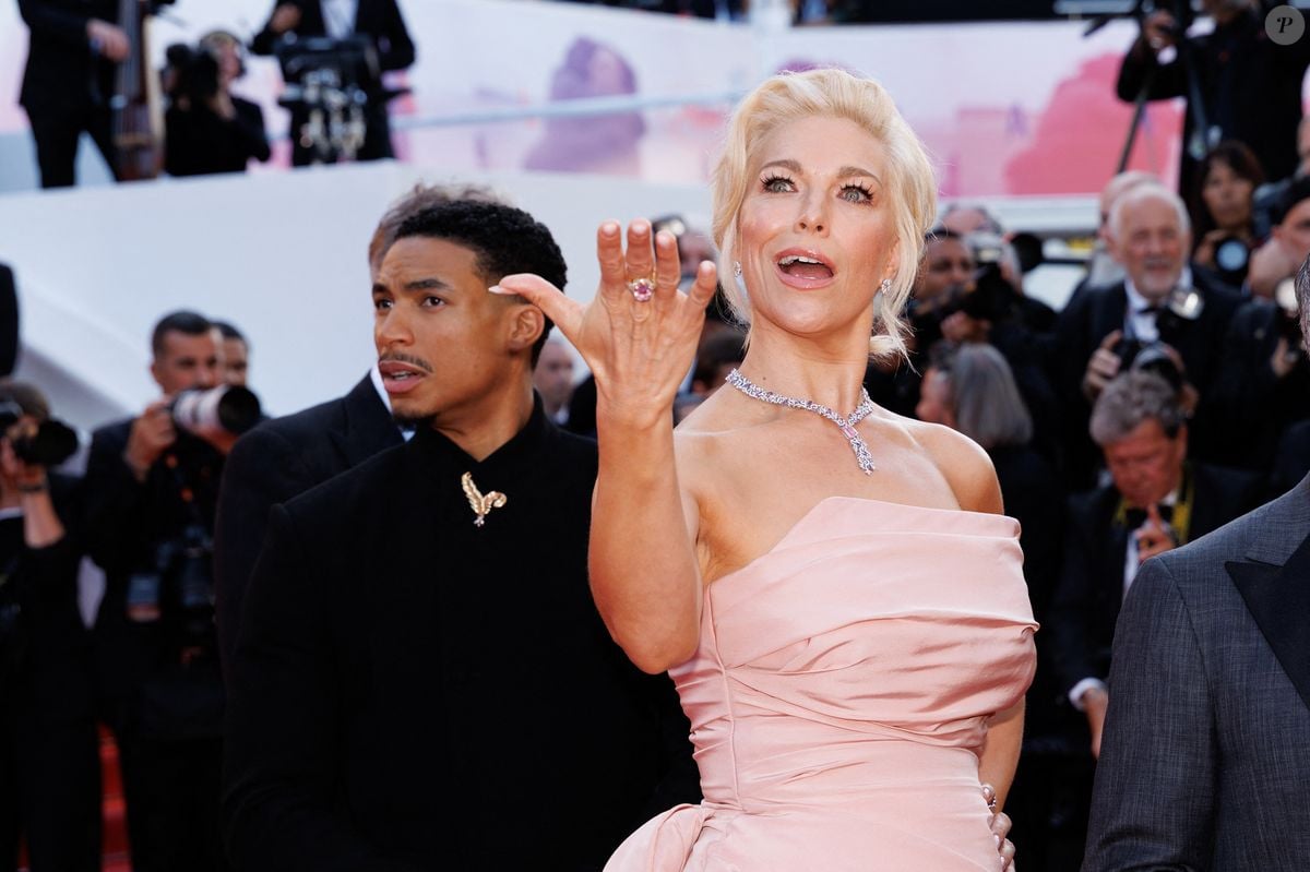 Photo : Hannah Waddingham - Montée des marches du film « Mission ...