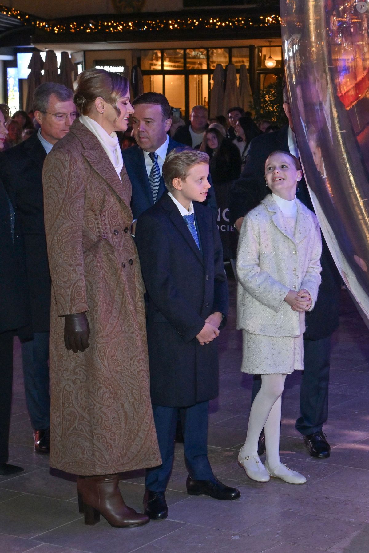 Photo : L’épouse du prince Albert II portait un manteau en laine à ...